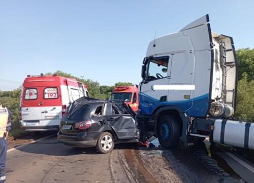 Quatro pessoas morrem após colisão entre carro e carreta - Verde Vale FM Quatro pessoas morrem após colisão entre carro e carreta - Verde Vale FM